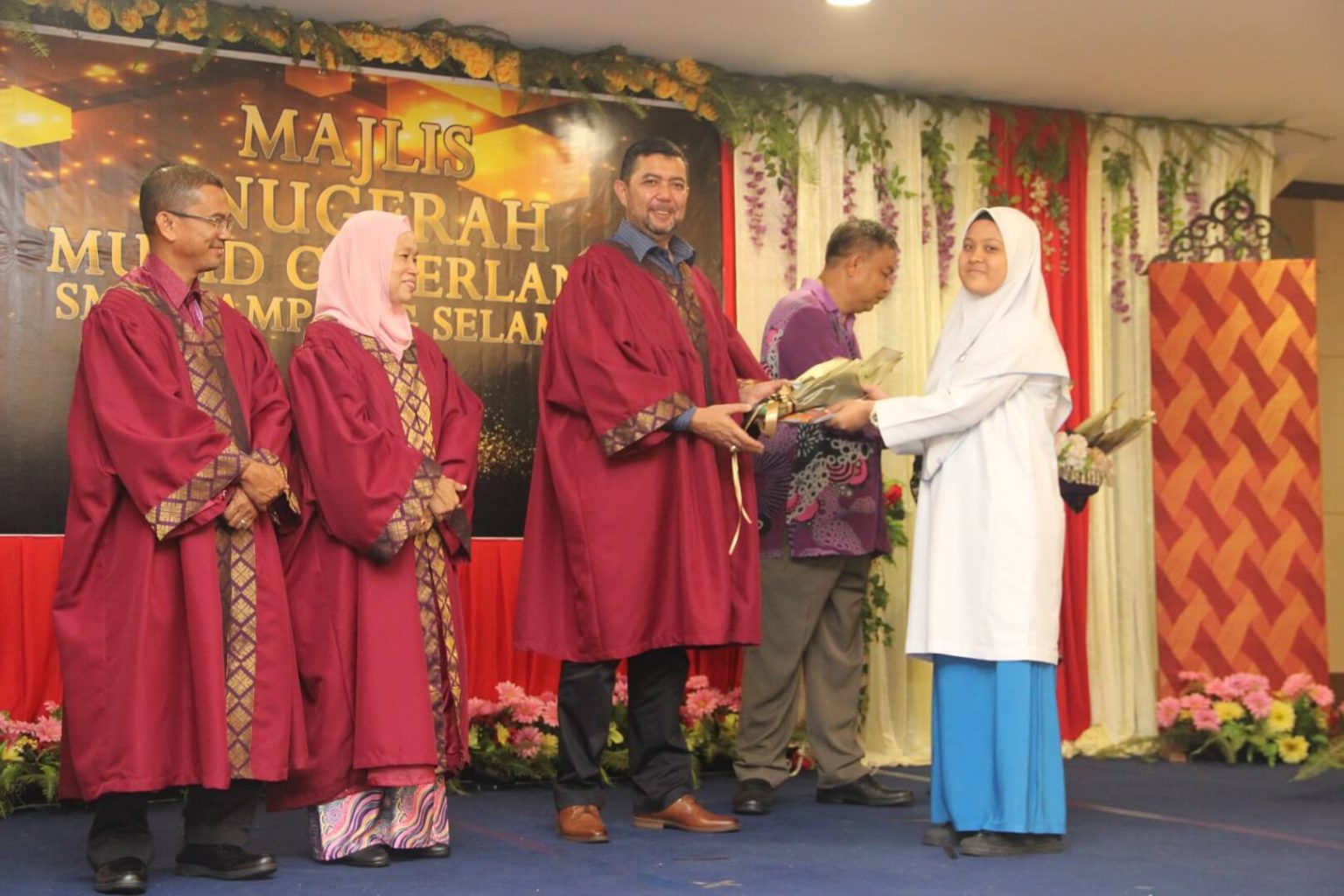 Majlis Anugerah Murid Cemerlang SMK Kg Selamat - PERDA Ventures ...